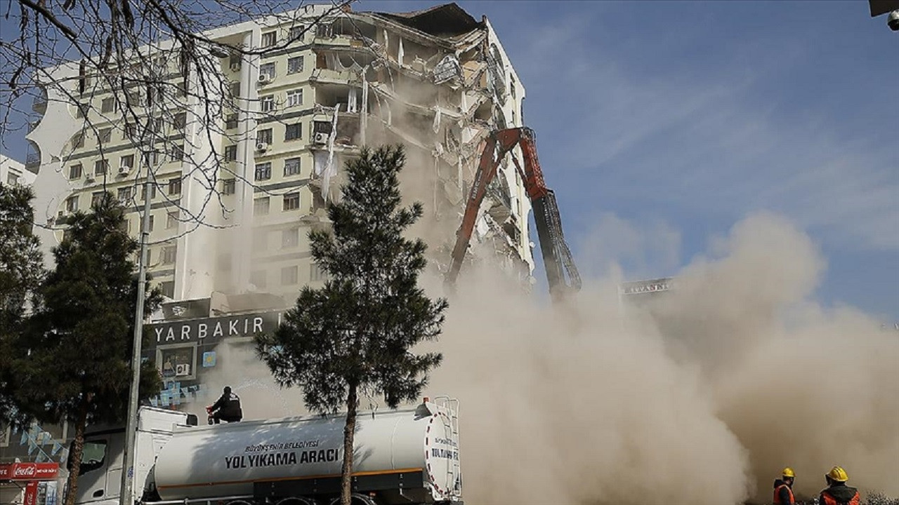 Galeria İş Merkezi'nin yıkımı durduruldu Galeria İş Merkezi'nin yıkımı durduruldu