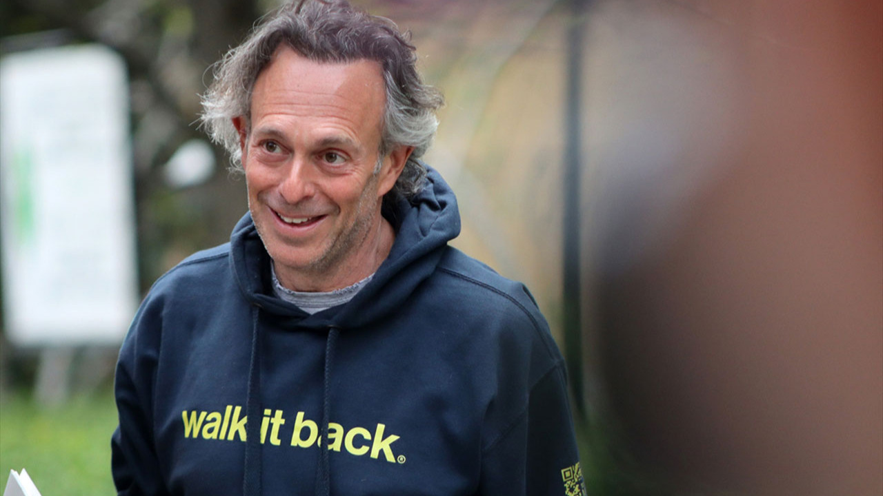 Craig Cohon fazla karbon kullanımına dikkati çekmek için Londra'dan ...