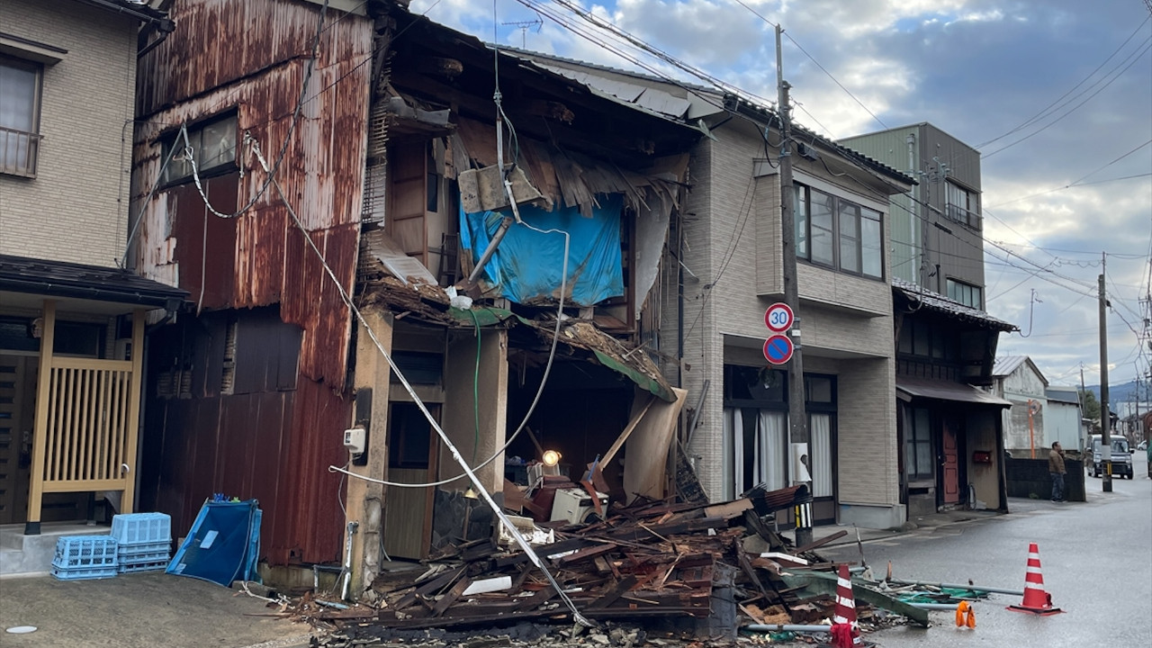 Japonya'daki depremlerde yaşamını yitirenlerin sayısı 92'ye çıktı Japonya'daki depremlerde yaşamını yitirenlerin sayısı 92'ye çıktı