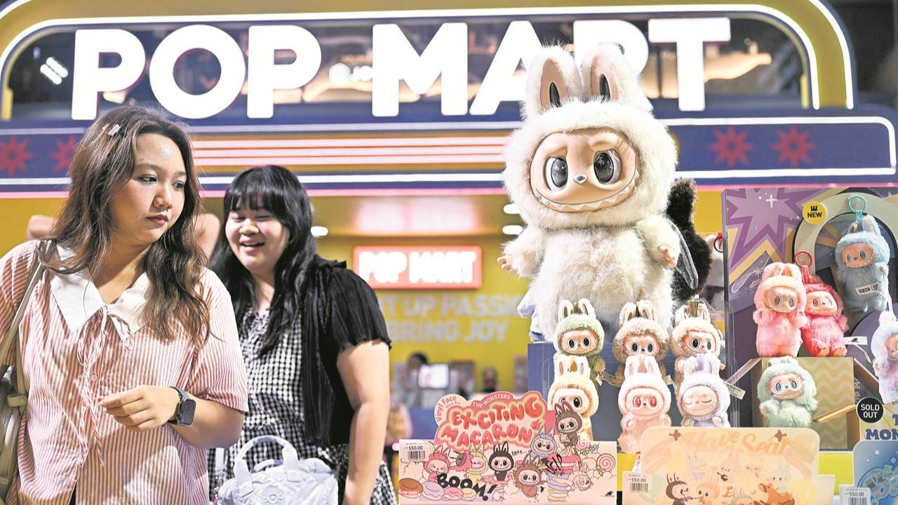 Highgate’te sıra dışı ziyaret: Karl Marx’ın mezarına 'Labubu' bebeği ...