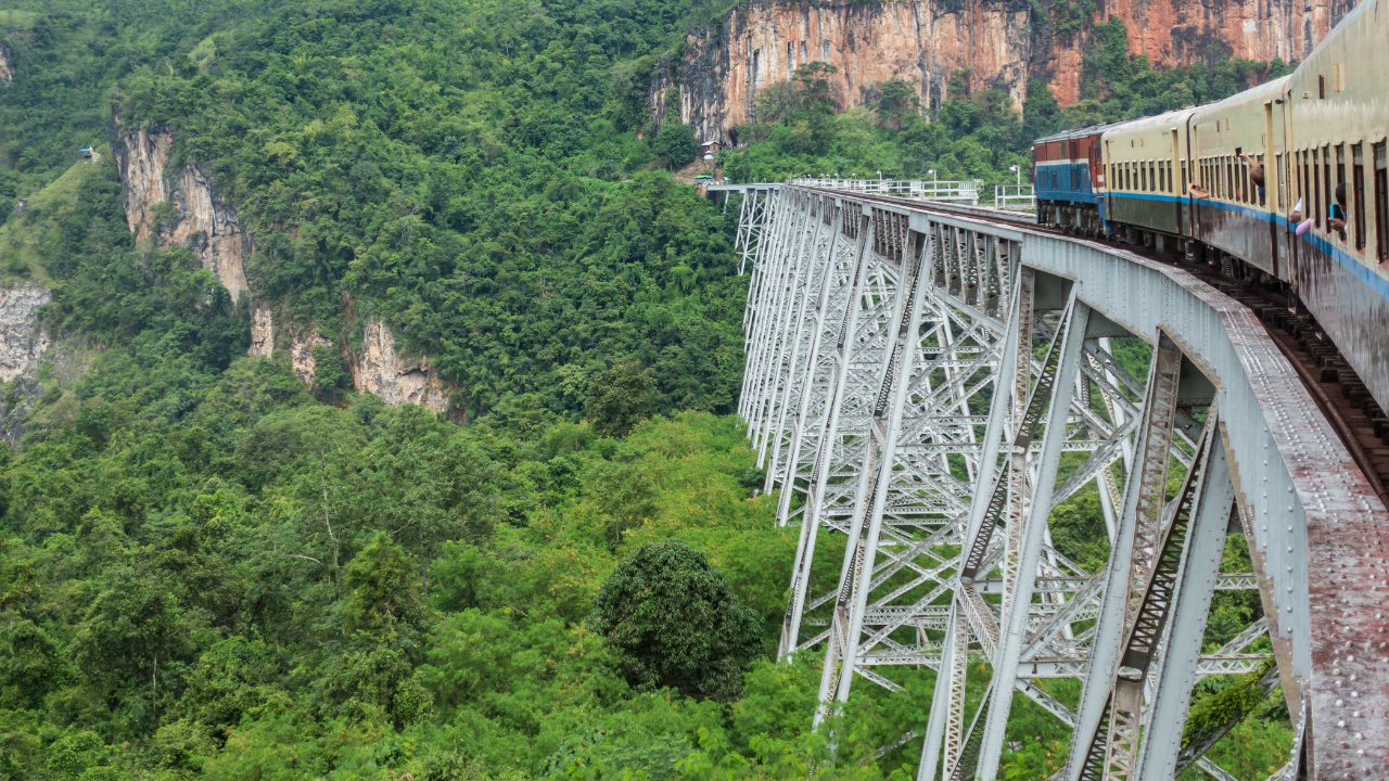 Myanmar’da iç savaşın ortasında tarihi köprü yıkıldı