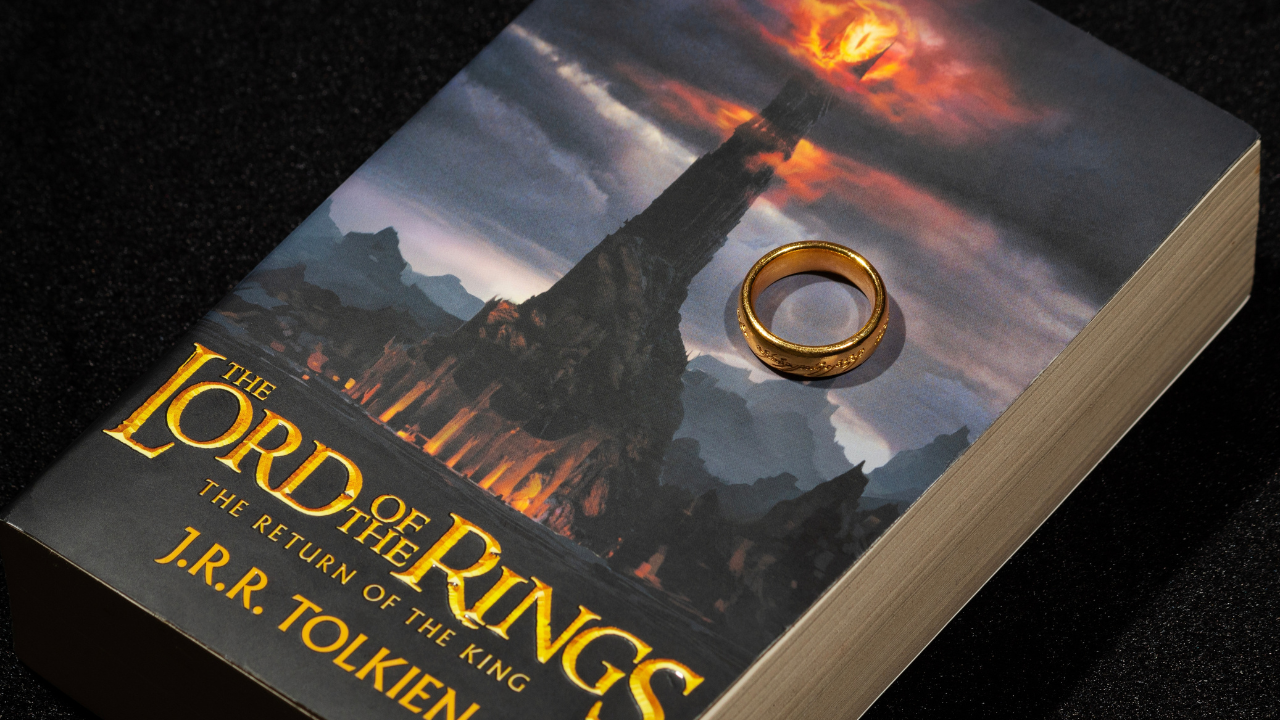 Tolkien'in Yüzüklerin Efendisi üçlemesinin ilk kopyalarından biri rekor ...