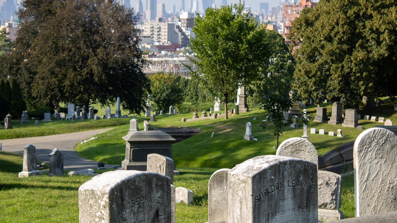 Koloninin yaşı 100'ü geçkin: New York'ta bir mezarlığın altında 5,5 ...
